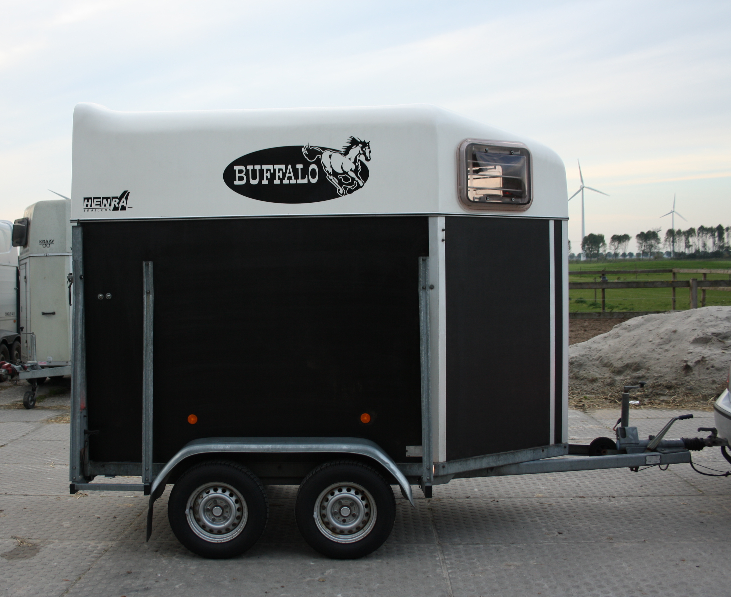 Goed onderhouden Henra Buffalo extra hoge 1,5 paardentrailer | Bokt.nl