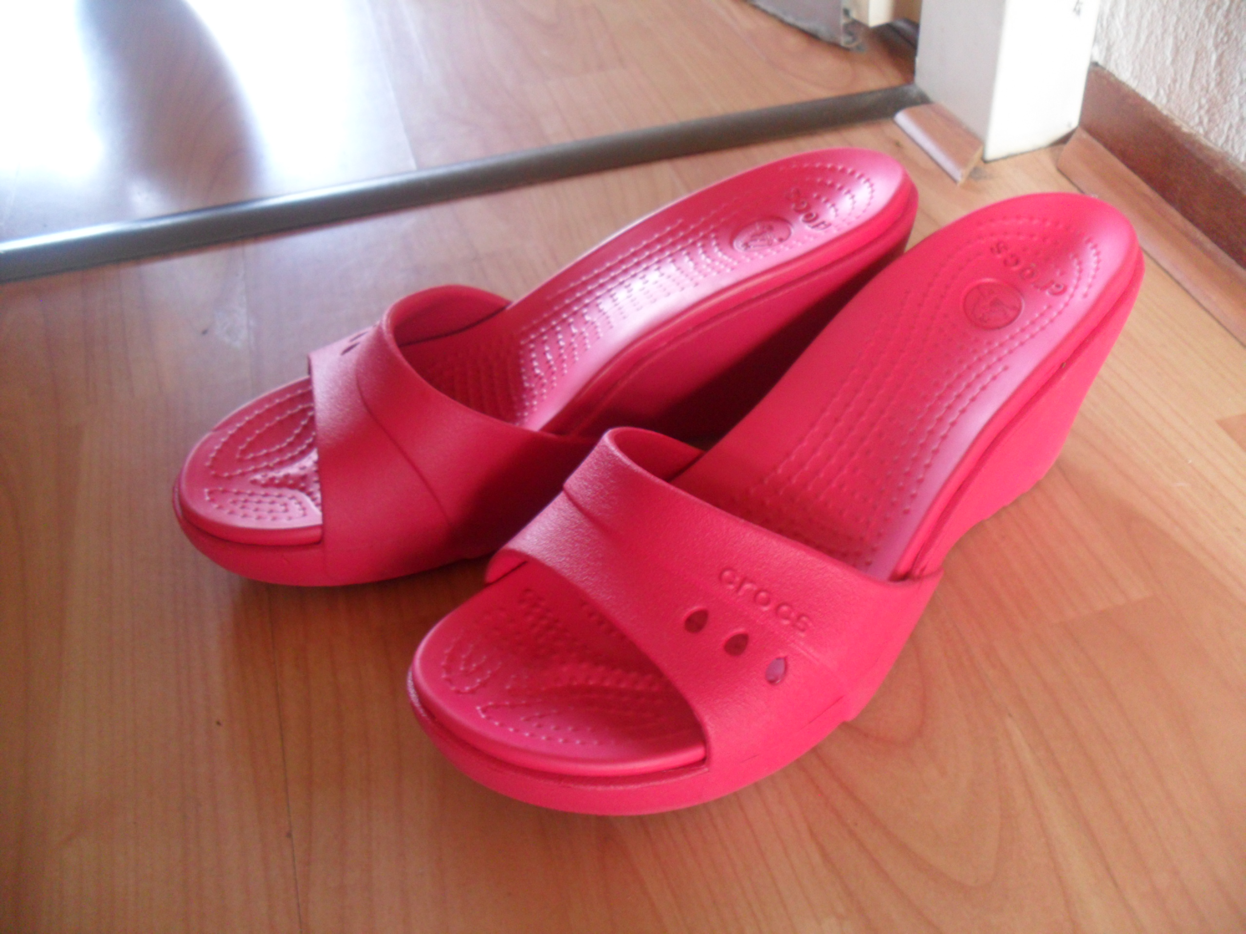 Gave knalroze / fucsia slippers | Kadee wedge van Crocs W8 | Bokt.nl