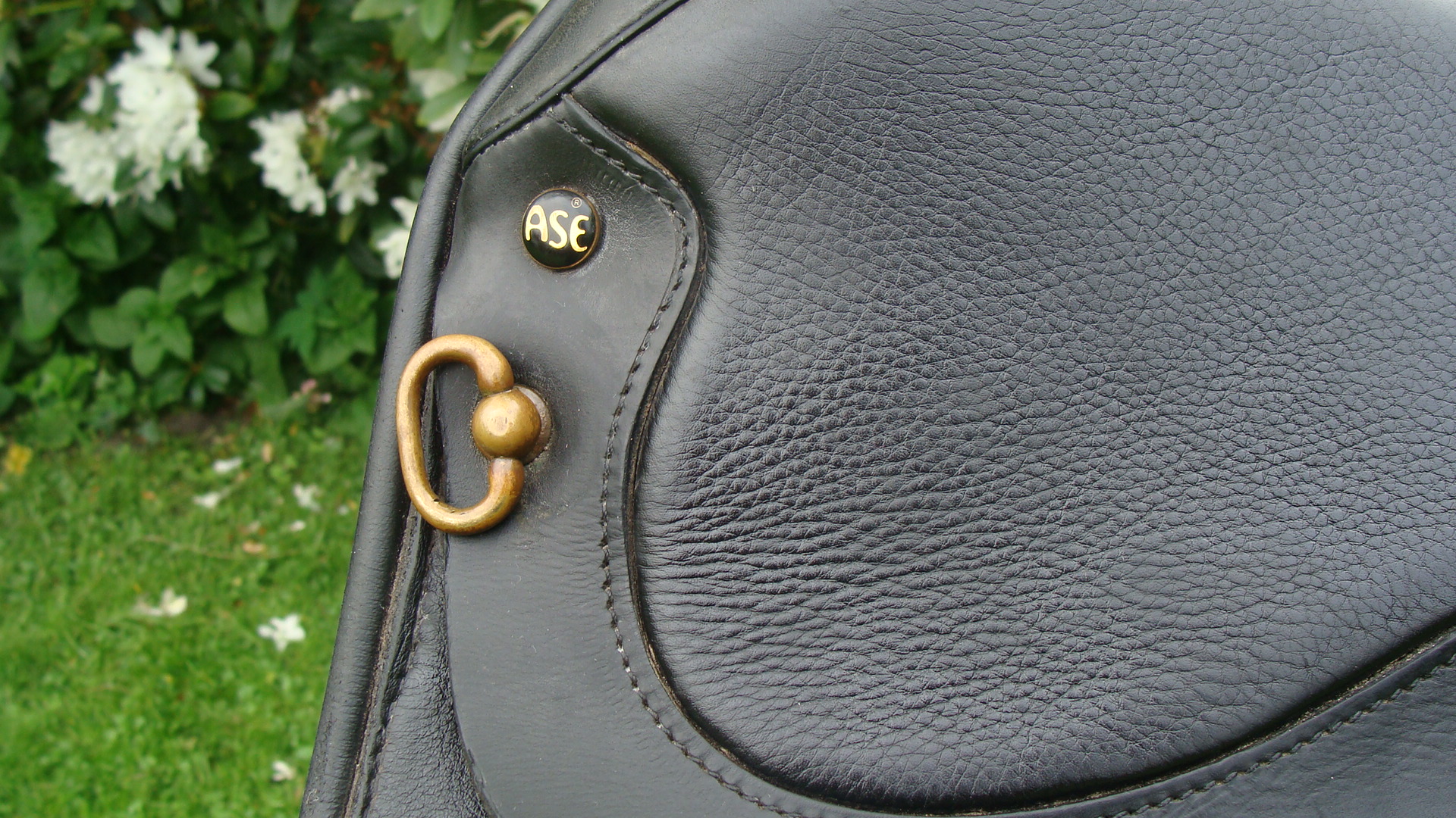 ASE ijslander/dressuur zadel, met gestroomlijnde zweetbladen | Bokt.nl