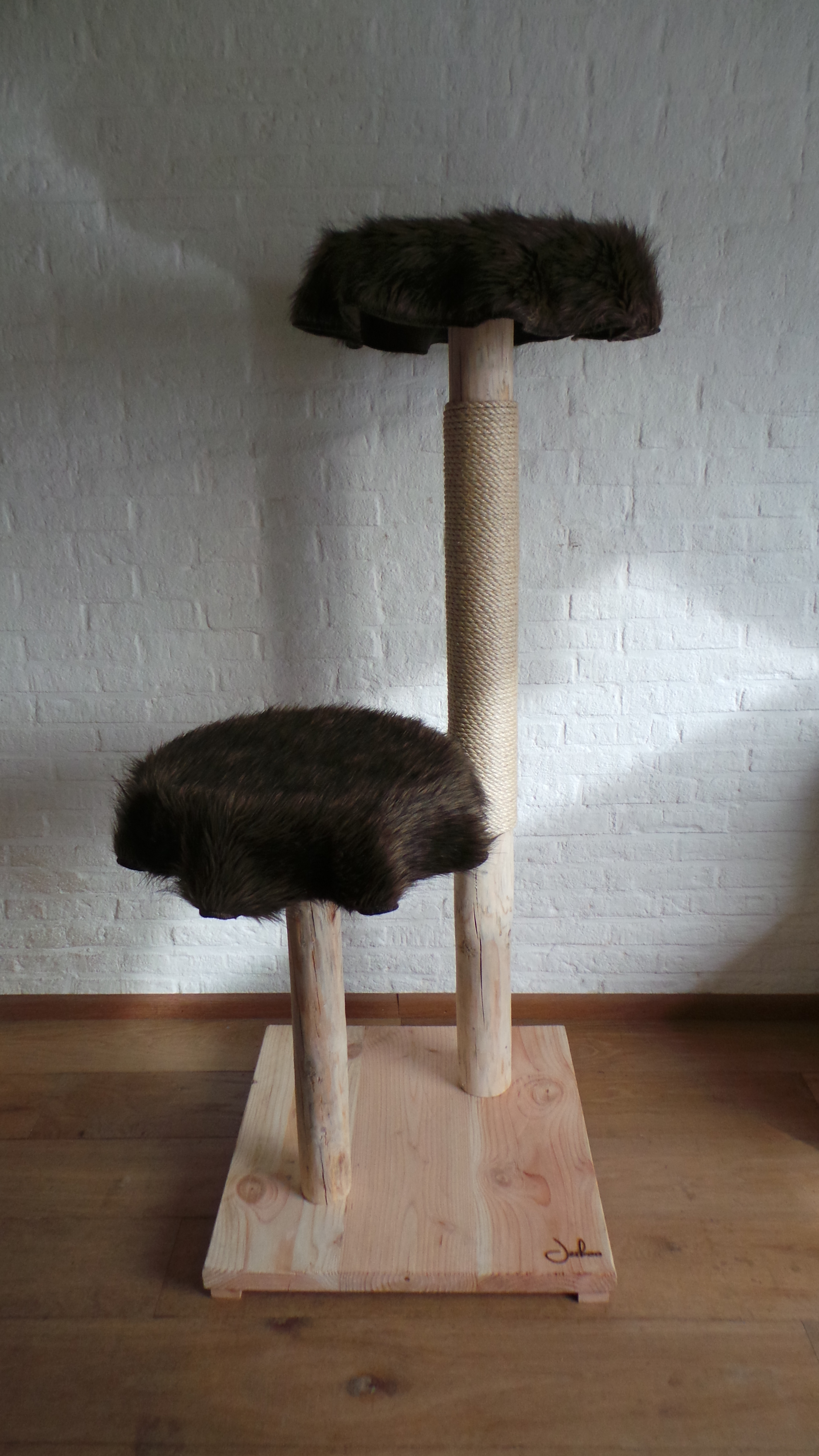 Unieke houten natuurlijke design krabpalen | Bokt.nl