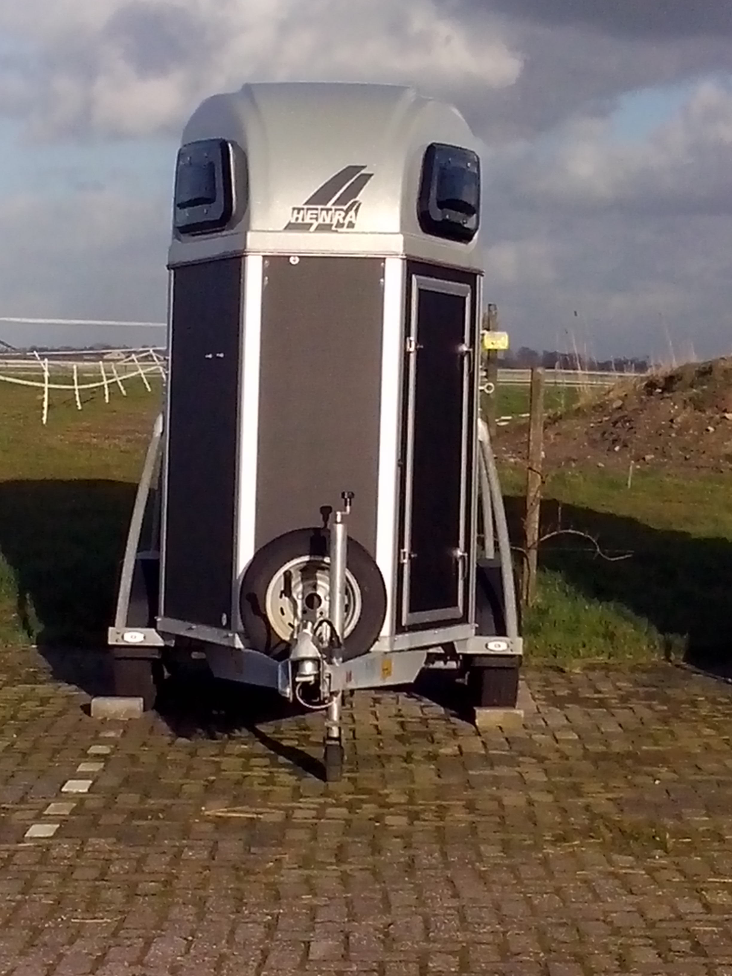 Henra 1,5 paards trailer | Bokt.nl