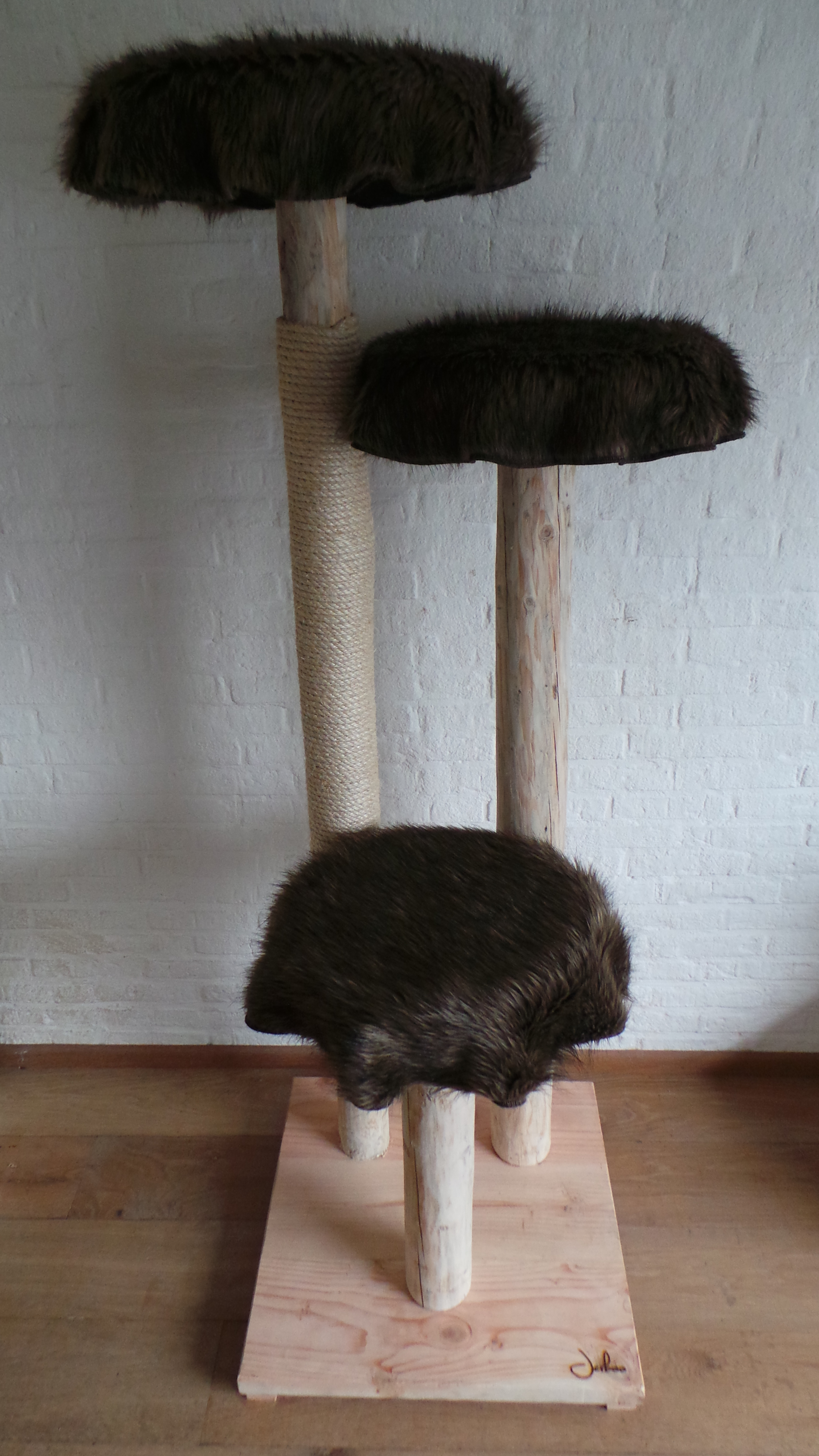 Unieke houten natuurlijke design krabpalen | Bokt.nl