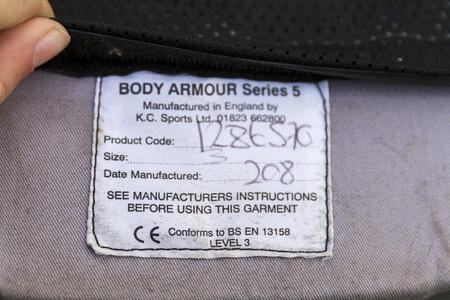 Bodyprotector met schouderpads Rodney Powell size 3 | Bokt.nl