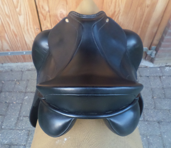 Kentaur Elektra dressuurzadel 18 inch | Bokt.nl